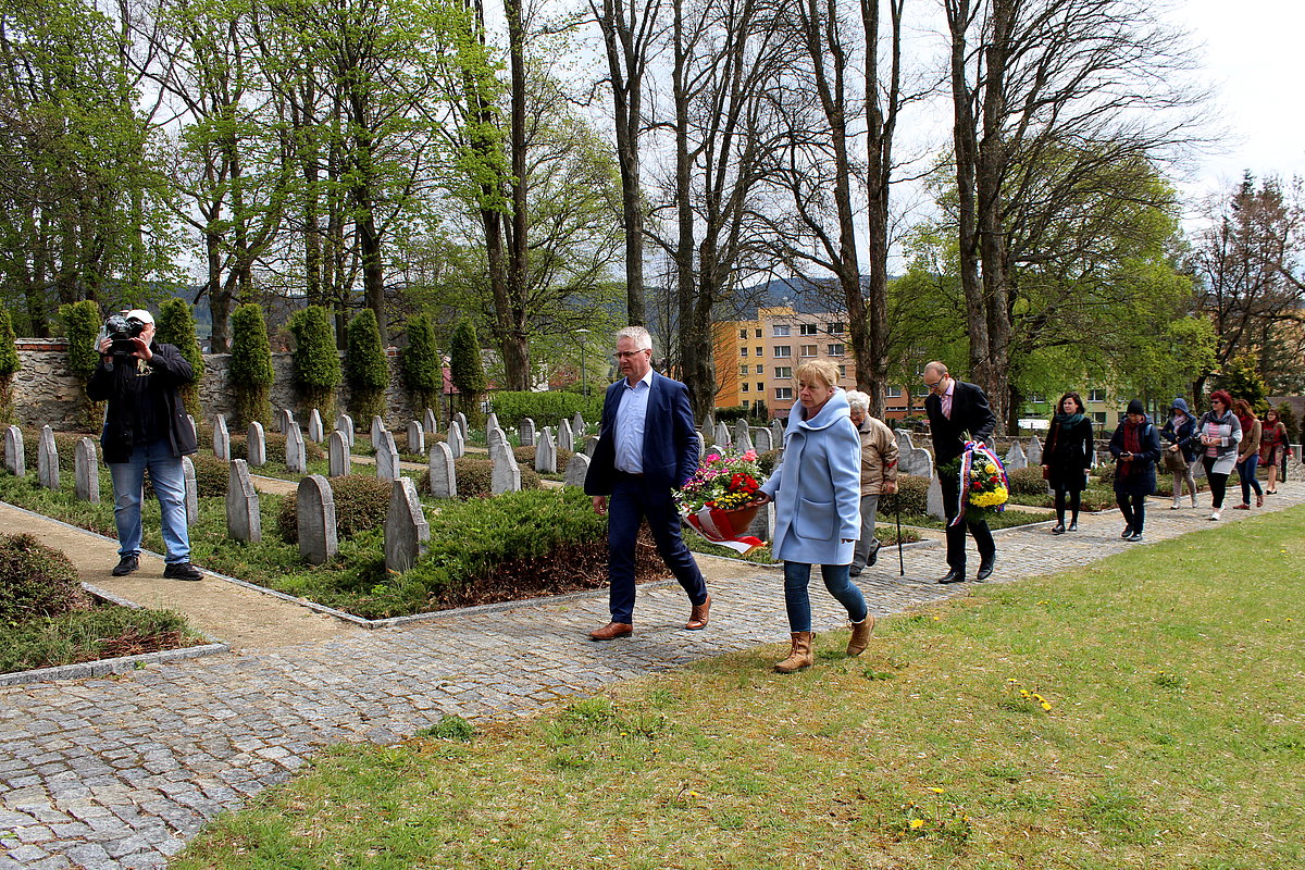 80 Jahre nach Ende des Todesmarsches: Gedenkveranstaltung in Helmbrechts mit Delegation aus ...